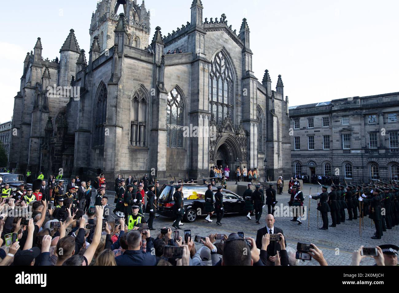 Coffin of Britain Queen Elizabeth, as the hearse arrives at St. Giles ...