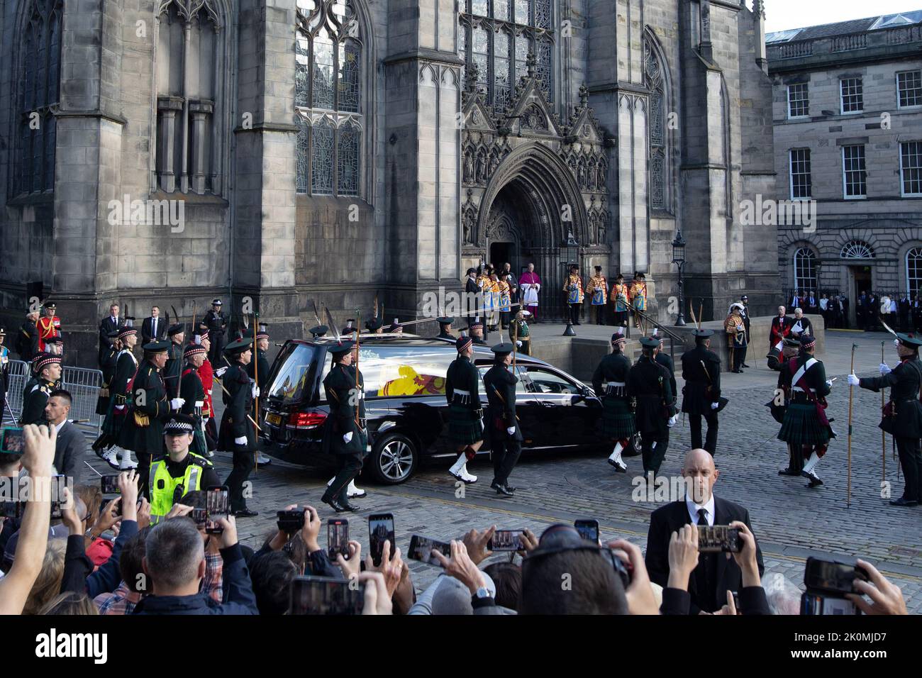 Coffin of Britain Queen Elizabeth, as the hearse arrives at St. Giles ...