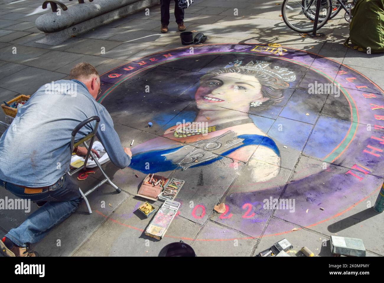 London, England, UK. 12th Sep, 2022. A chalk artist creates a tribute ...