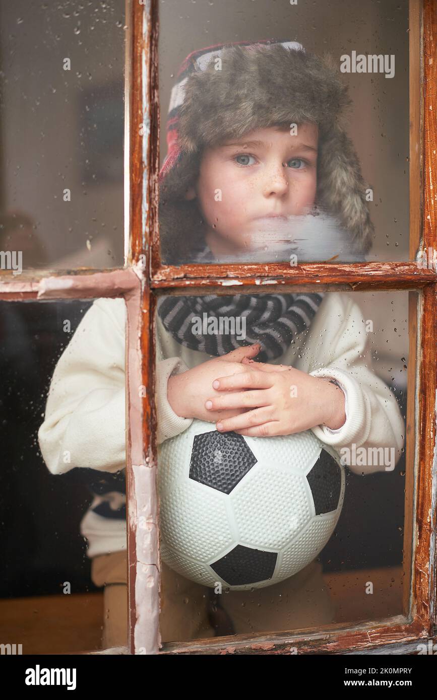 Boy looking out window sad hi-res stock photography and images - Alamy