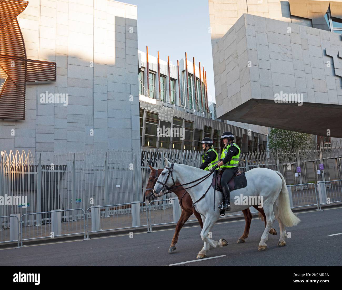Scottish mounted police officers hi-res stock photography and images ...