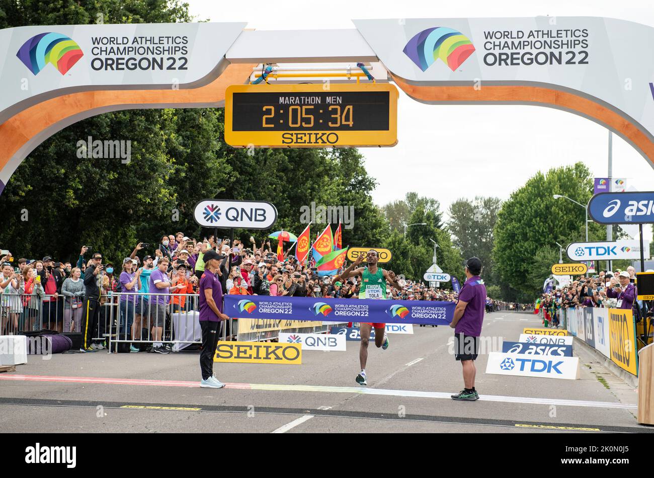 Tamirat Tola of Ethiopia winning the men’s marathon at the World ...