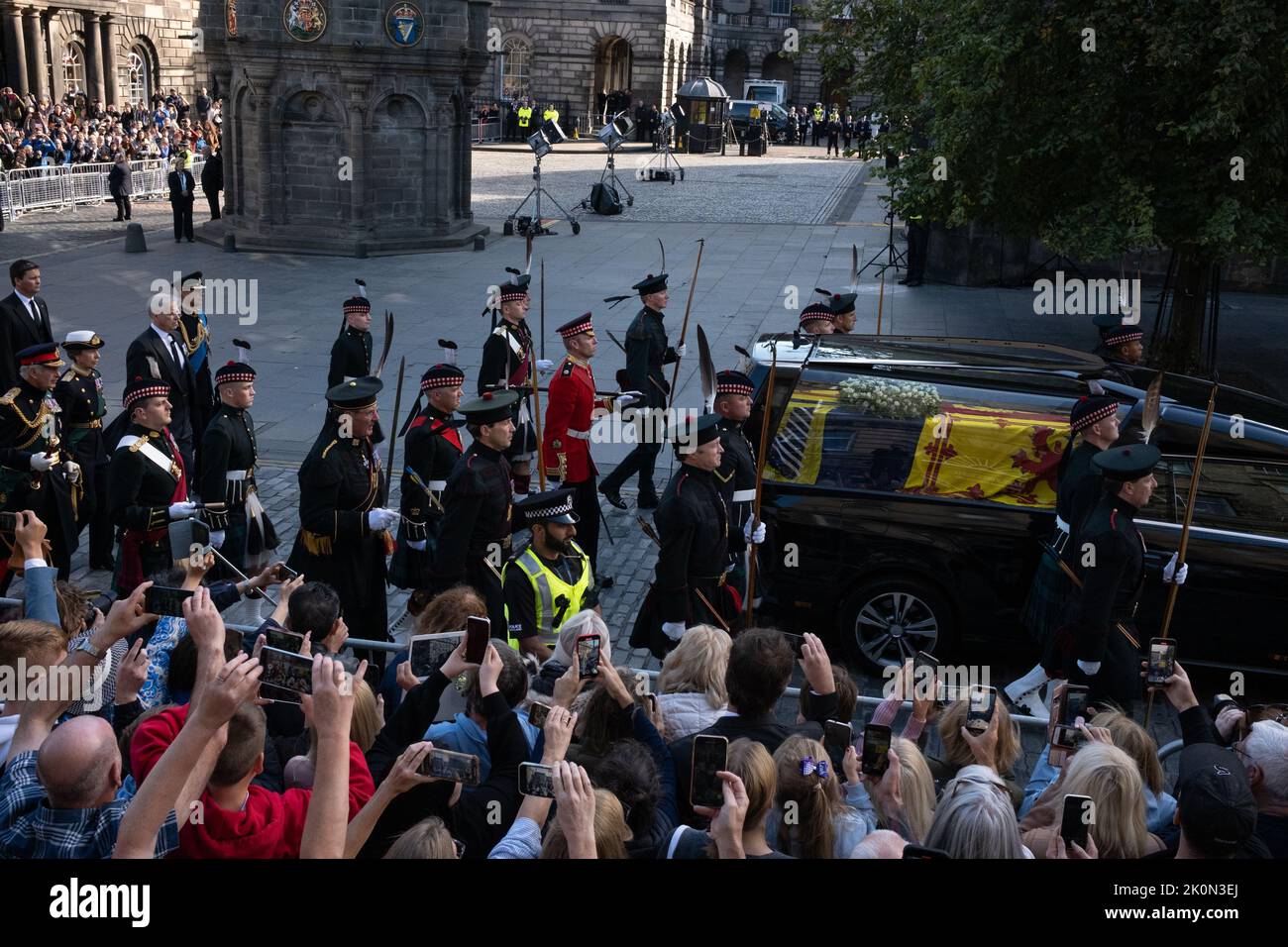 Edinburgh, Scotland, 12 September 2022. The cortege carrying the coffin ...