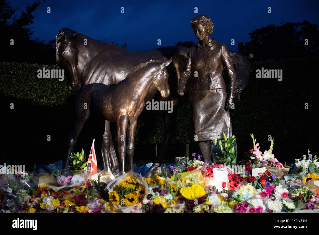 Newmarket, Suffolk, UK. 12th September, 2022. The Queen's statue on ...
