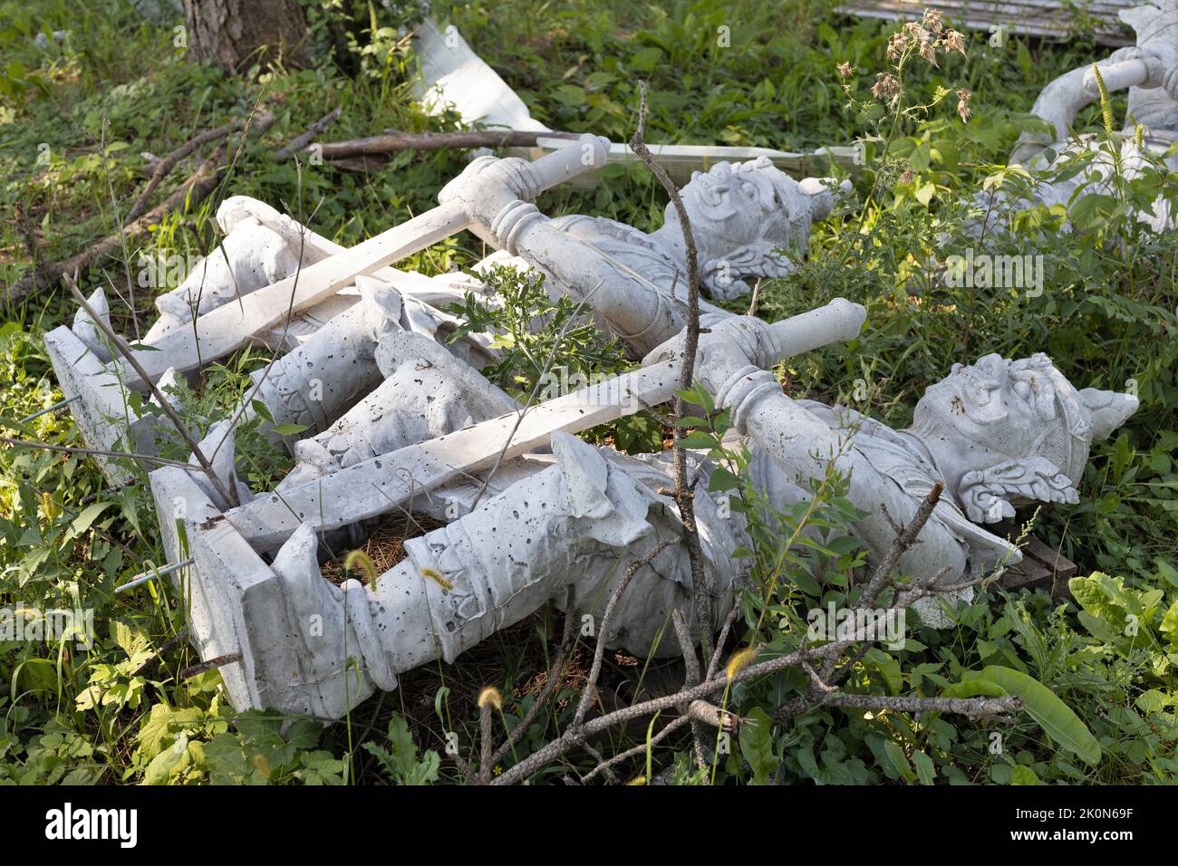 Lying statues hi-res stock photography and images - Alamy