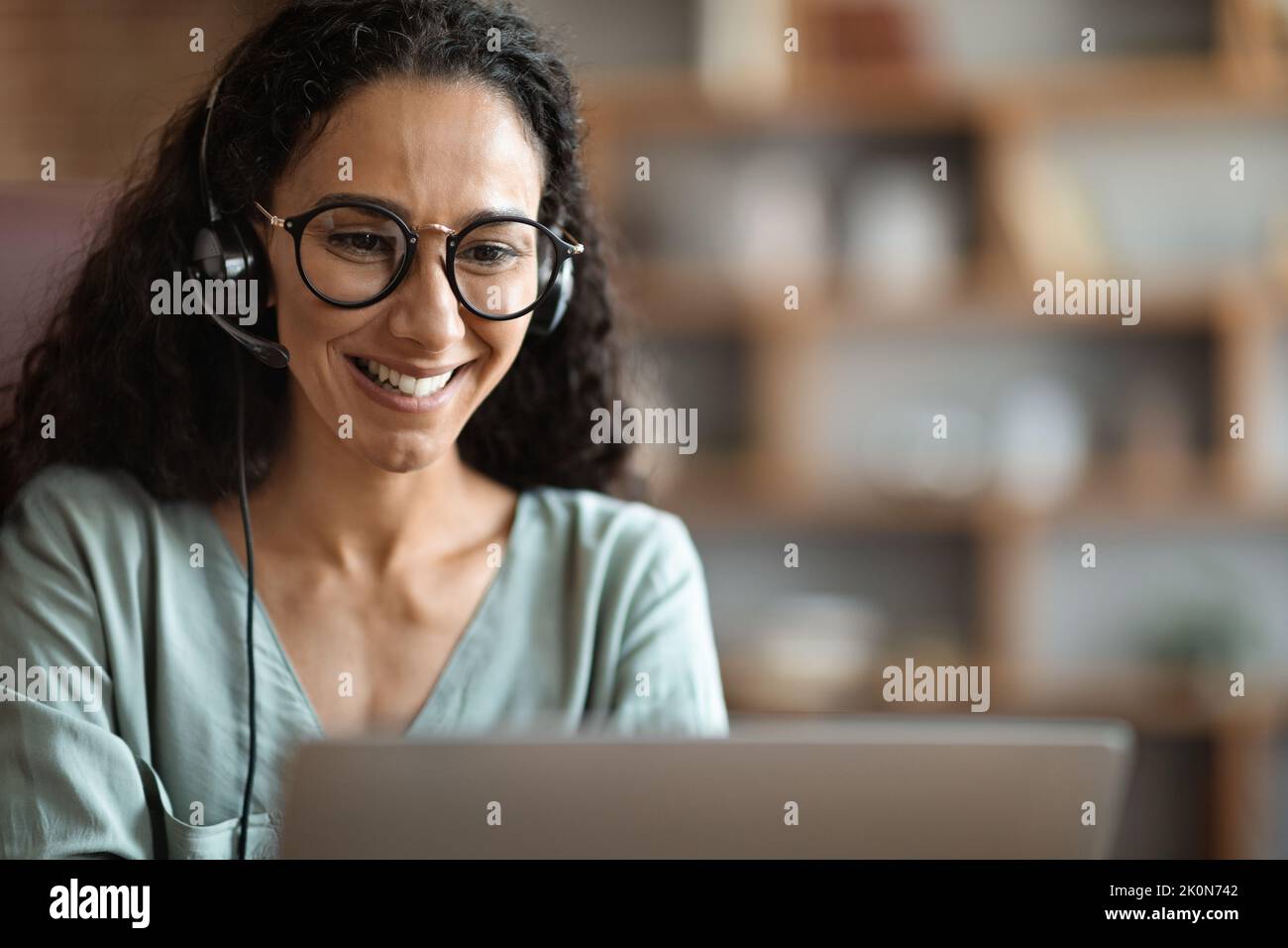 Smiling middle eastern woman hi-res stock photography and images - Alamy