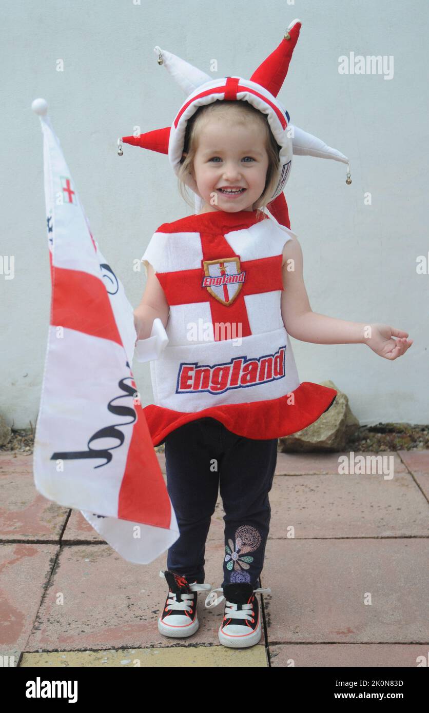 2 YEAR OLD IMARNI BANKS GETS READY FOR THE BIG MATCH IN AN ENGLAND HAT ...