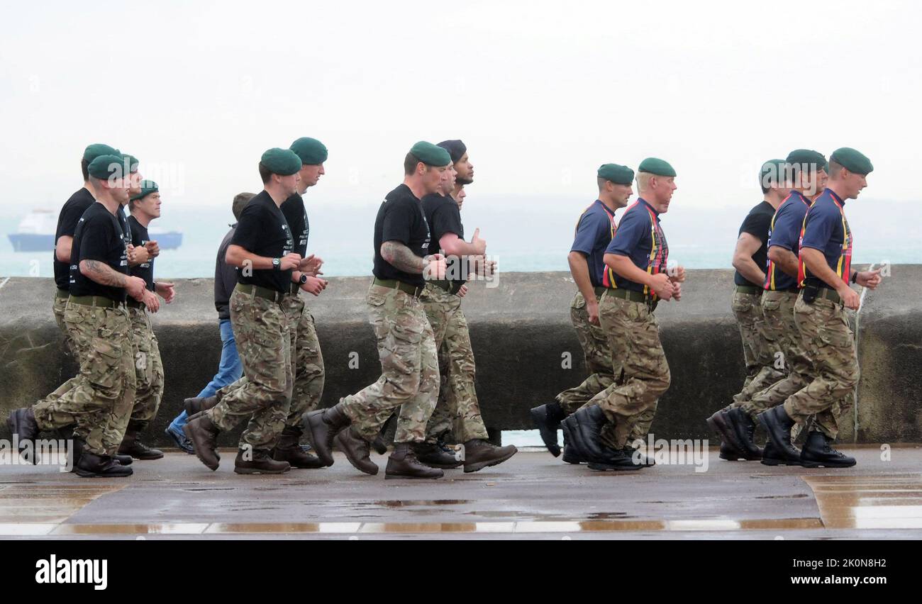 ROYAL MARINE COMMANDOS SET OFF FR5OM SOUTHSEA AT THE START OF THEIR ...