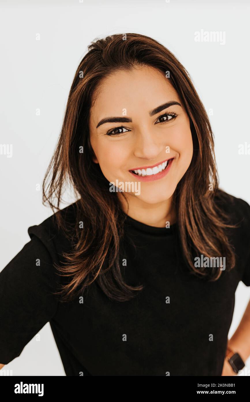 Headshot of young professional female smiling at camera Stock Photo - Alamy