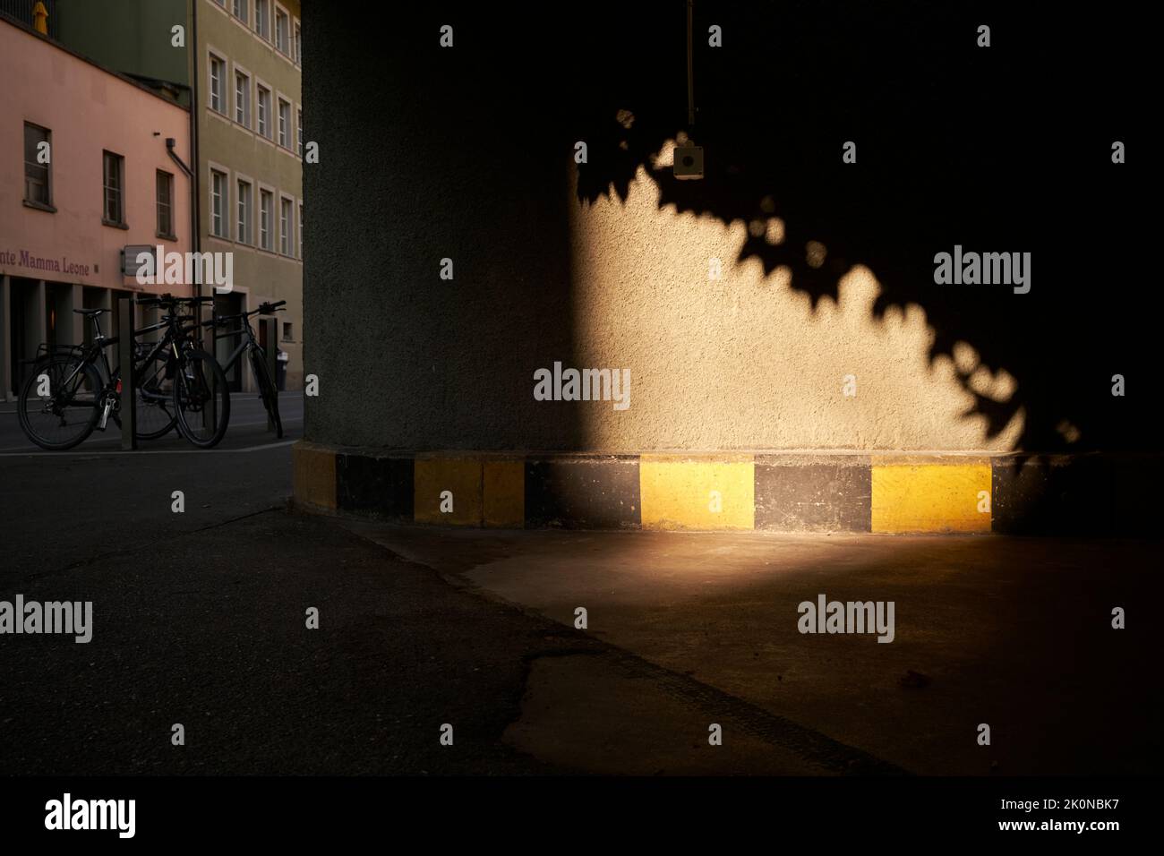 Dark building hi-res stock photography and images - Alamy