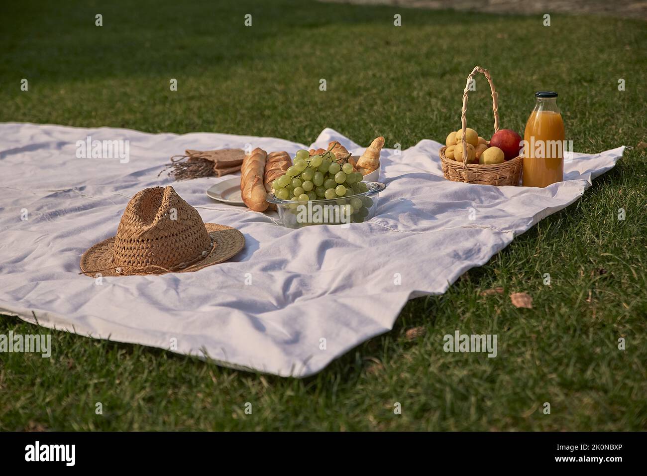 Picnic sheet hi-res stock photography and images - Alamy
