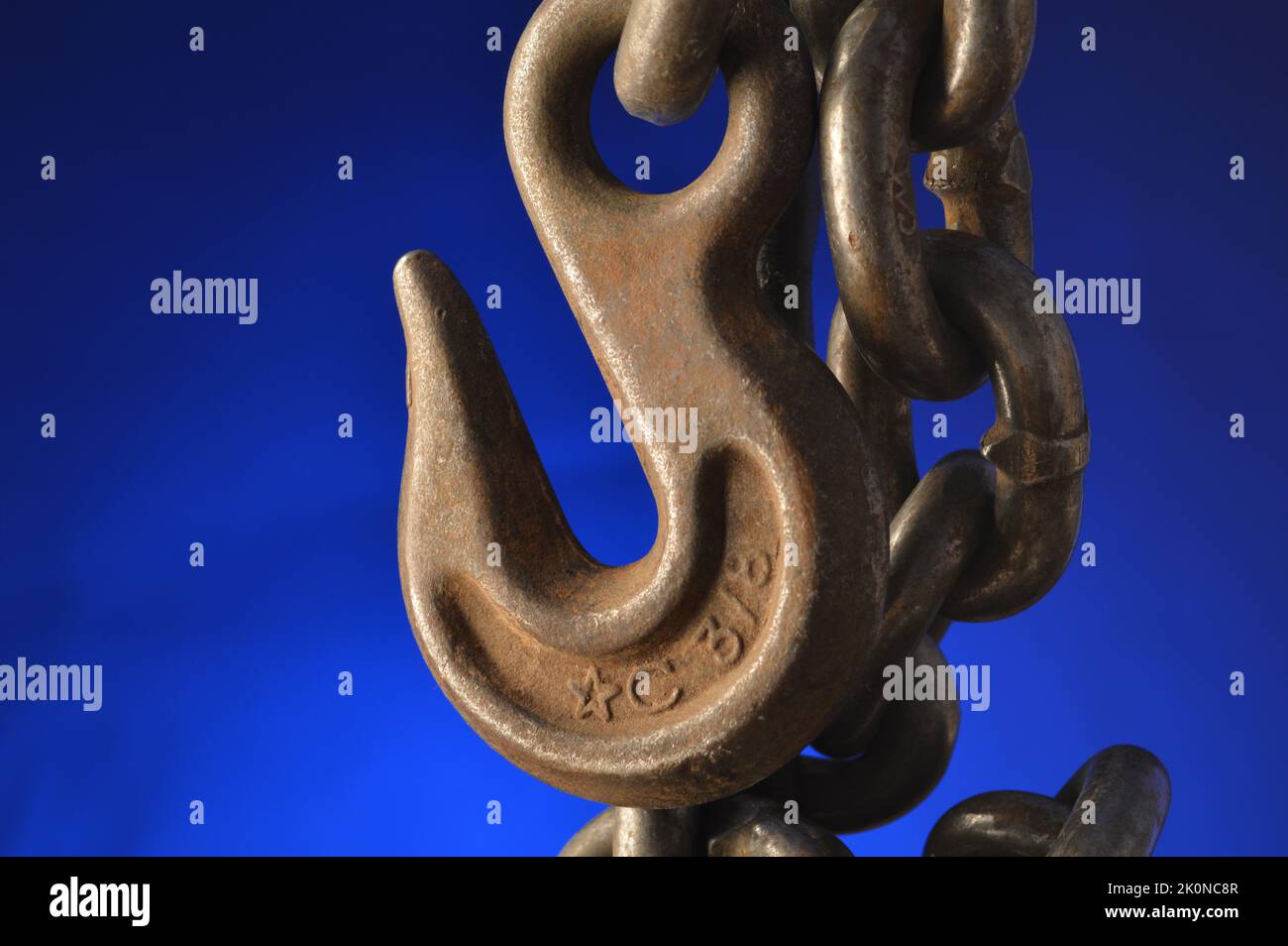 Heavy duty towing and recovery chain Stock Photo - Alamy