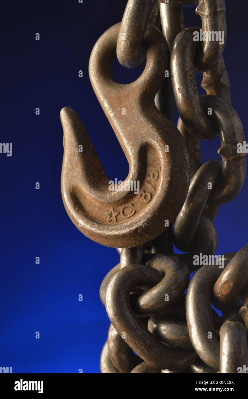 Heavy duty towing and recovery chain Stock Photo - Alamy