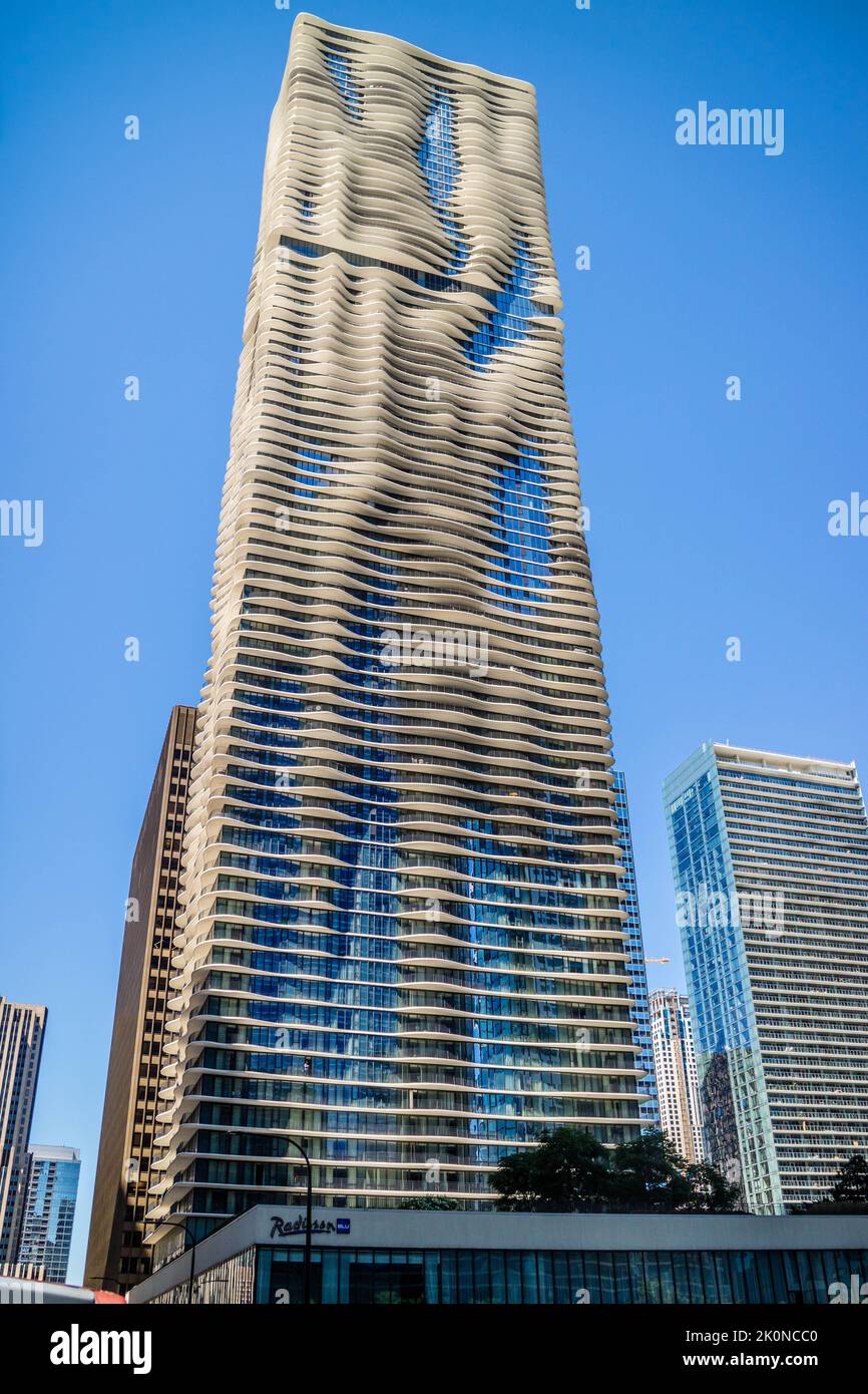 A huge residential building in Chicago, Illinois Stock Photo - Alamy