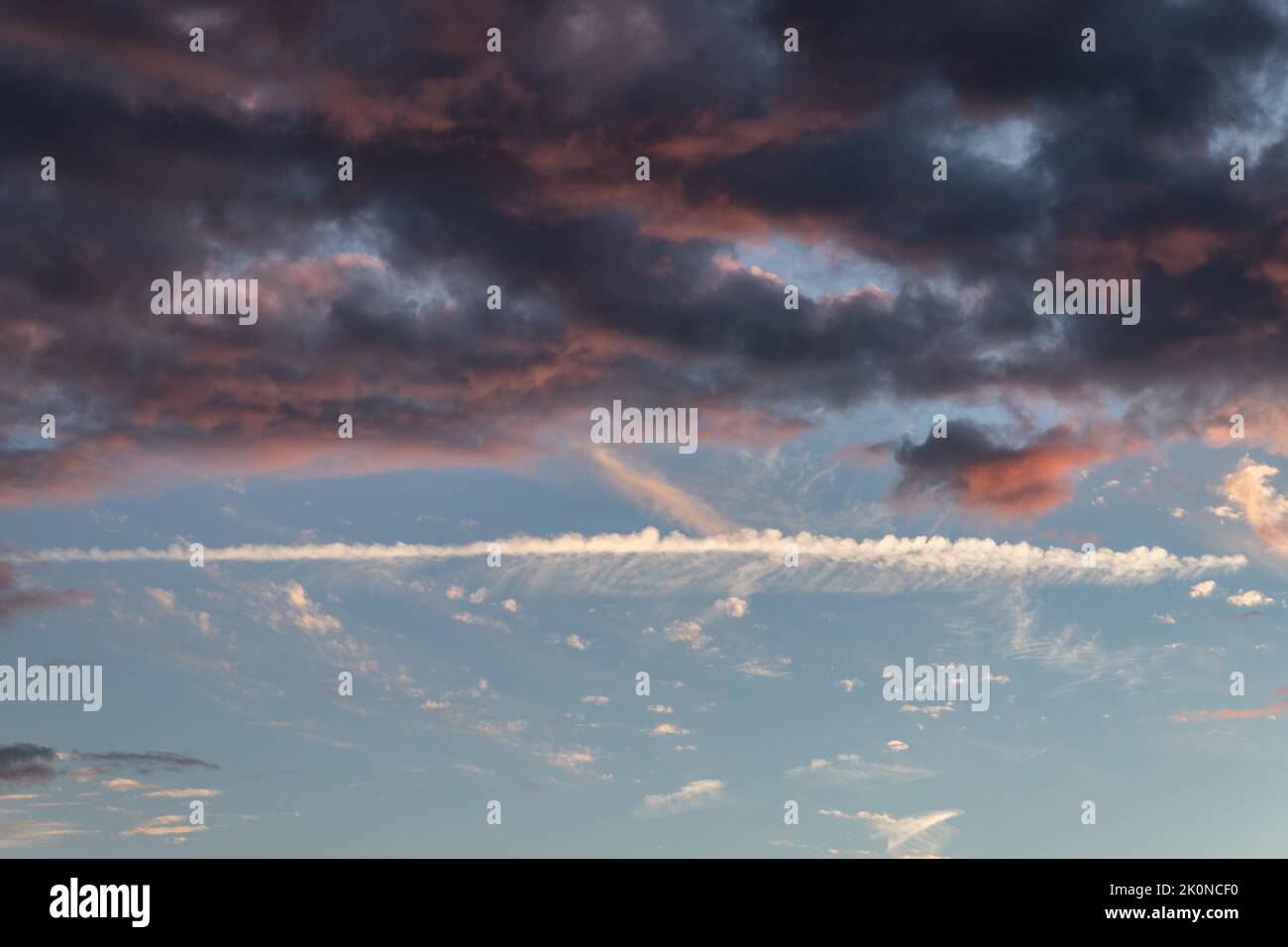 Sky with cloudy sunset - Vue d'un ciel nuageux lors d'un coucher de ...