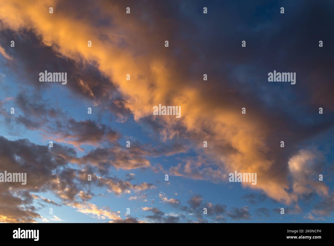 Sky with cloudy sunset - Vue d'un ciel nuageux lors d'un coucher de ...