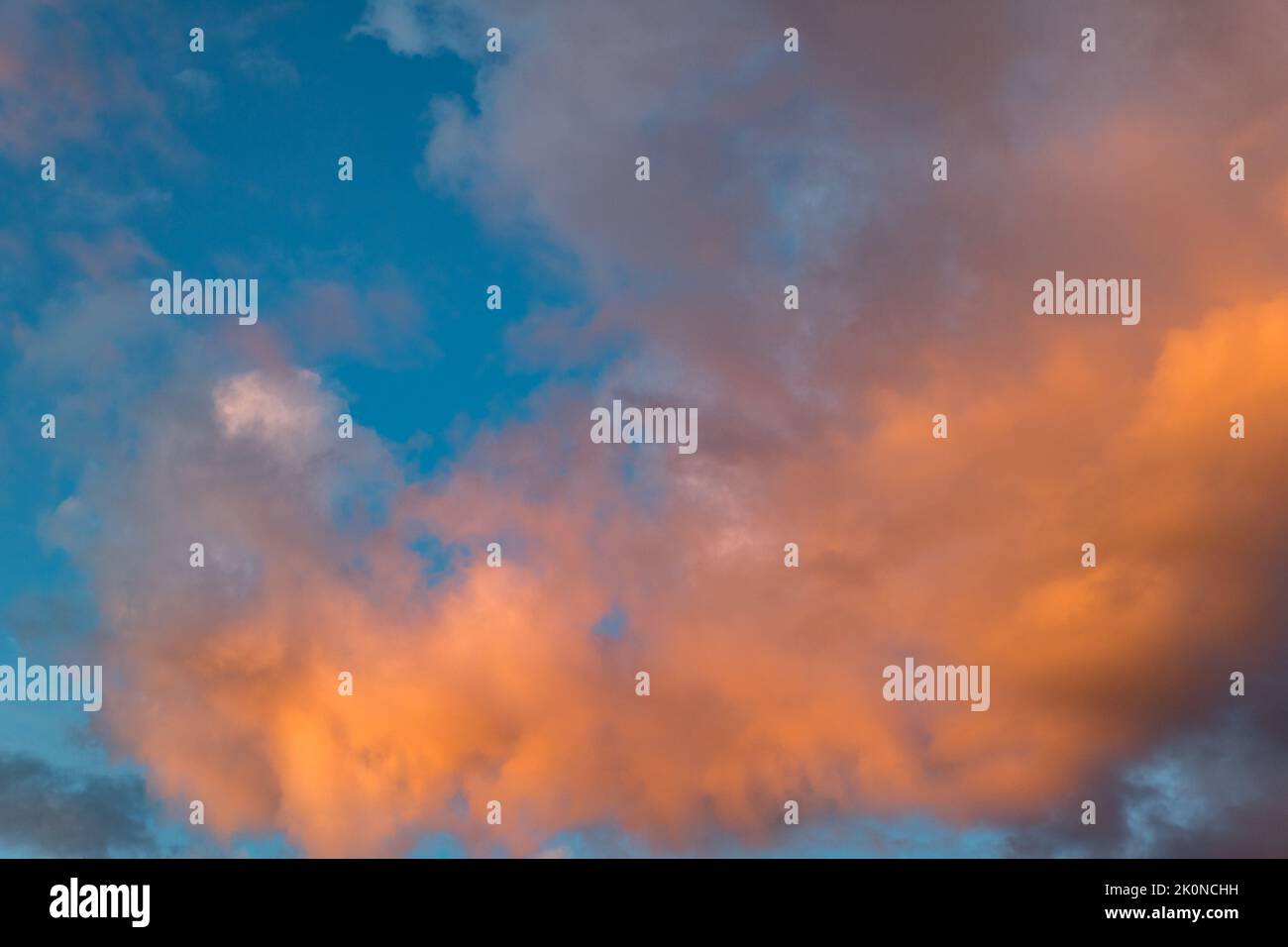 Sky with cloudy sunset - Vue d'un ciel nuageux lors d'un coucher de ...