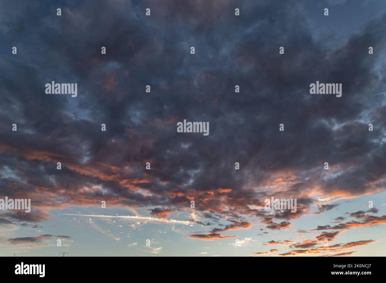 Sky with cloudy sunset - Vue d'un ciel nuageux lors d'un coucher de ...