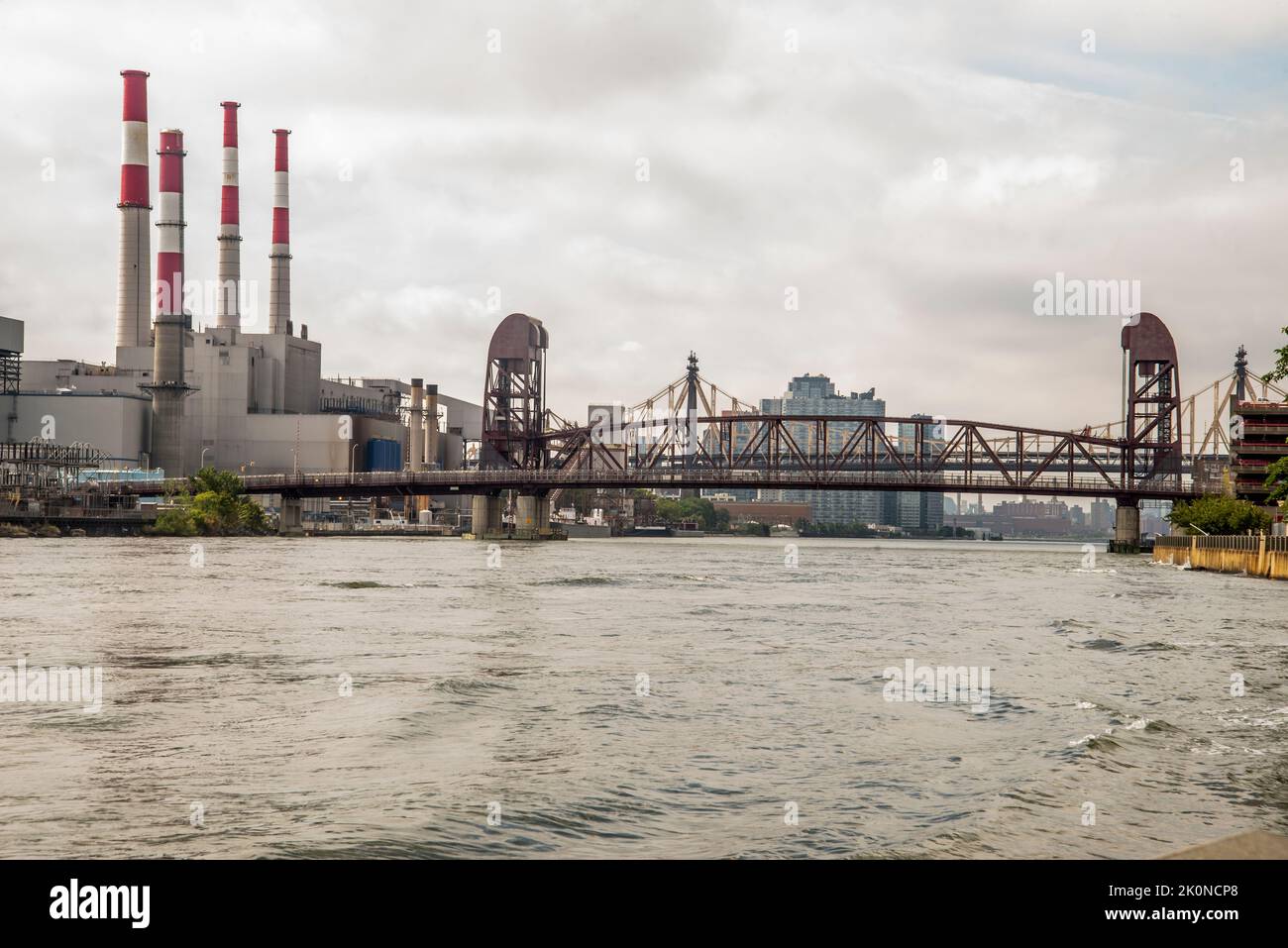 A view of the Roosevelt Island bridge Stock Photo - Alamy