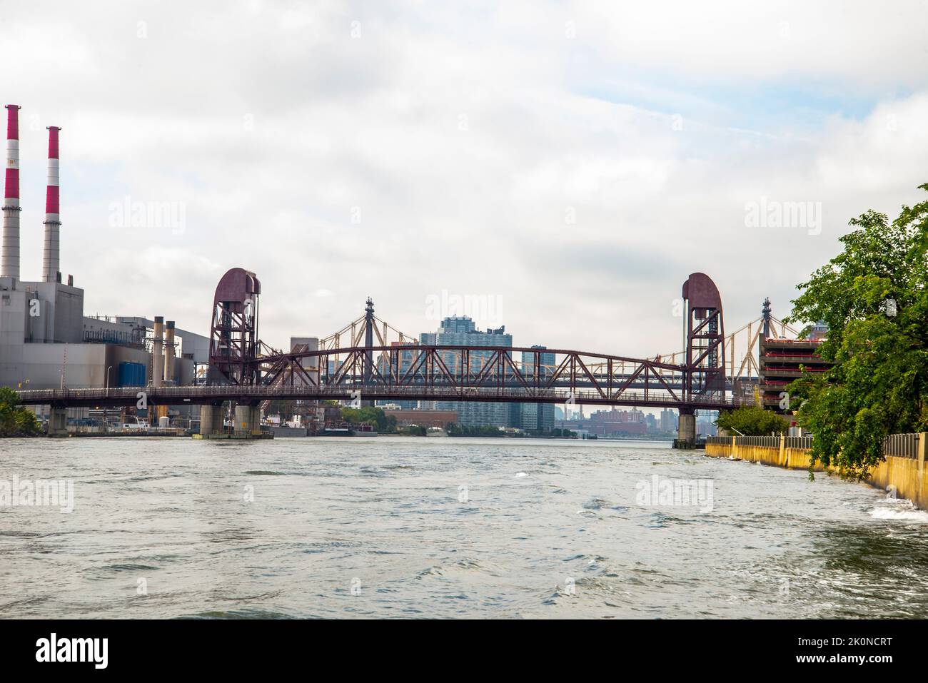 A view of the Roosevelt Island bridge Stock Photo - Alamy