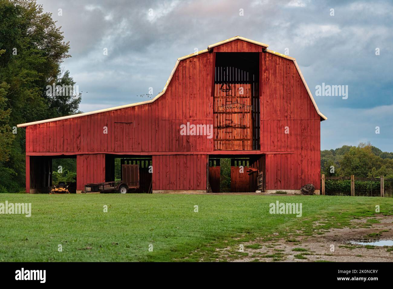 Old red barn in the summer in Tennessee Stock Photo - Alamy