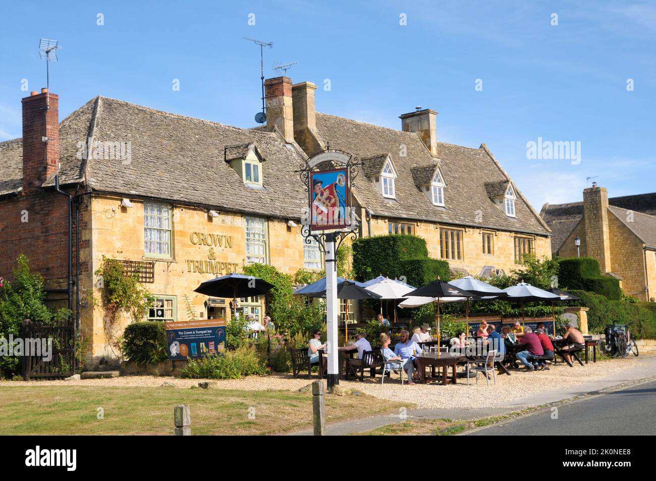 Crown and trumpet inn, broadway hi-res stock photography and images - Alamy