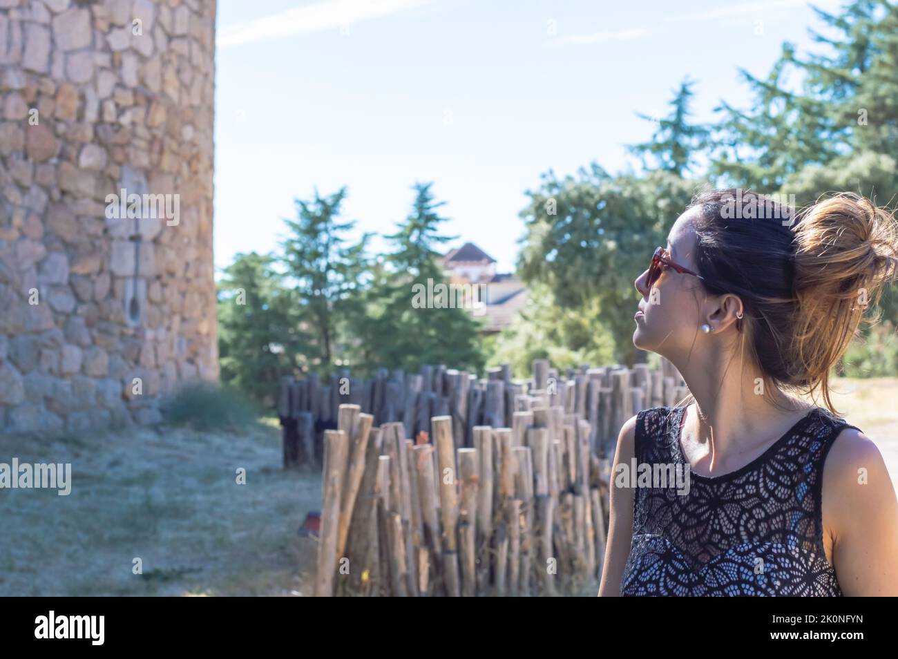 Portrait young attractive woman with suglasses looking to the horizon ...