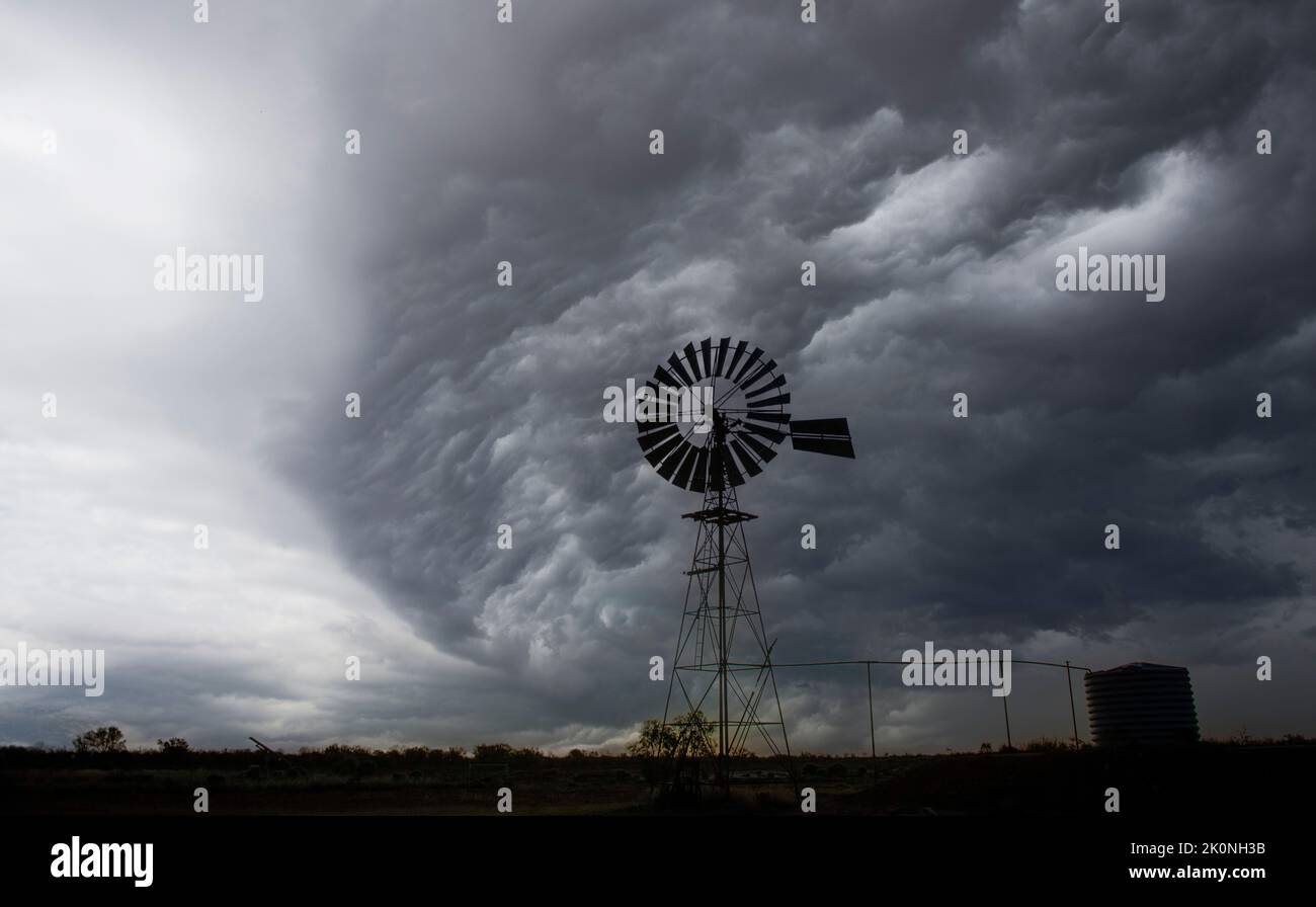 Thunderstorm in outback australia hi-res stock photography and images ...