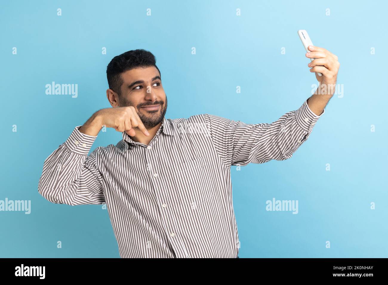 Arab businessman talking mobile hi-res stock photography and images - Alamy