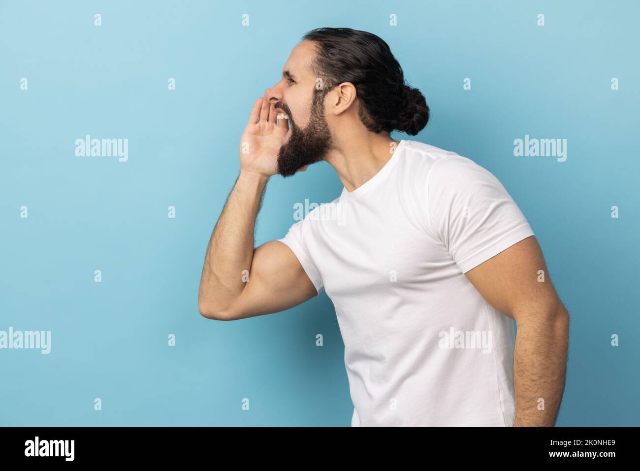 Man screaming side view hi-res stock photography and images - Alamy