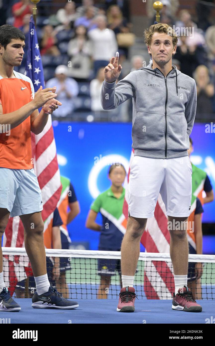 New York, USA. 11th Sep, 2022. Casper Ruud (r), of Norway, waves to the ...