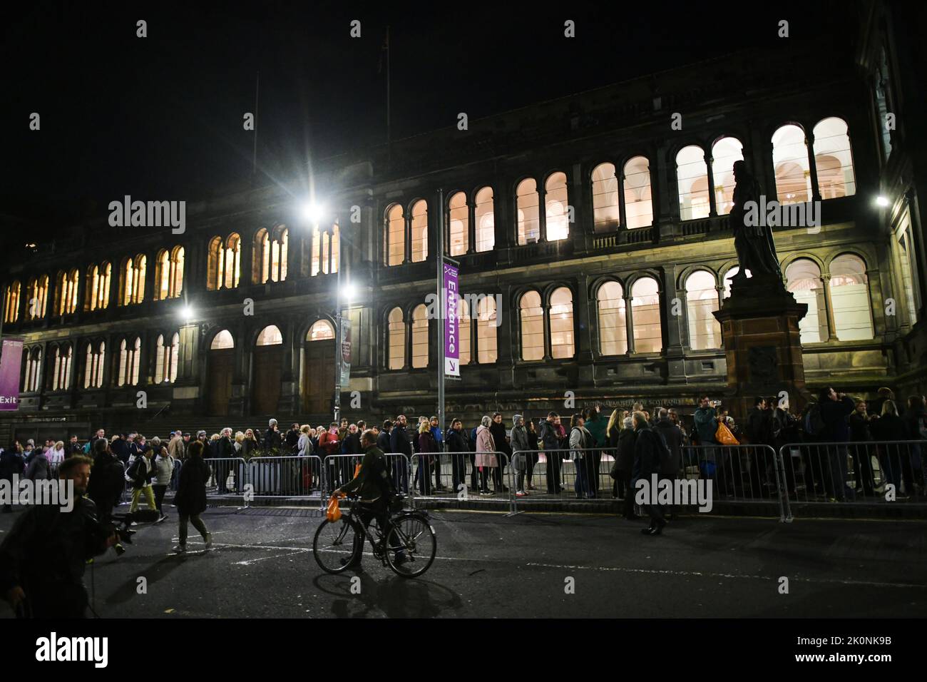 Edinburgh Scotland, UK 12 September 2022. Thousand of people queue ...