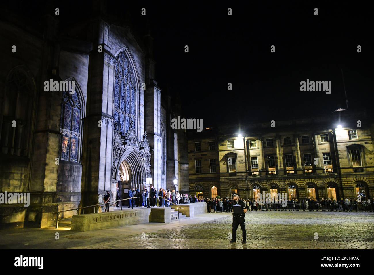 Edinburgh Scotland, UK 12 September 2022. Thousand of people queue ...