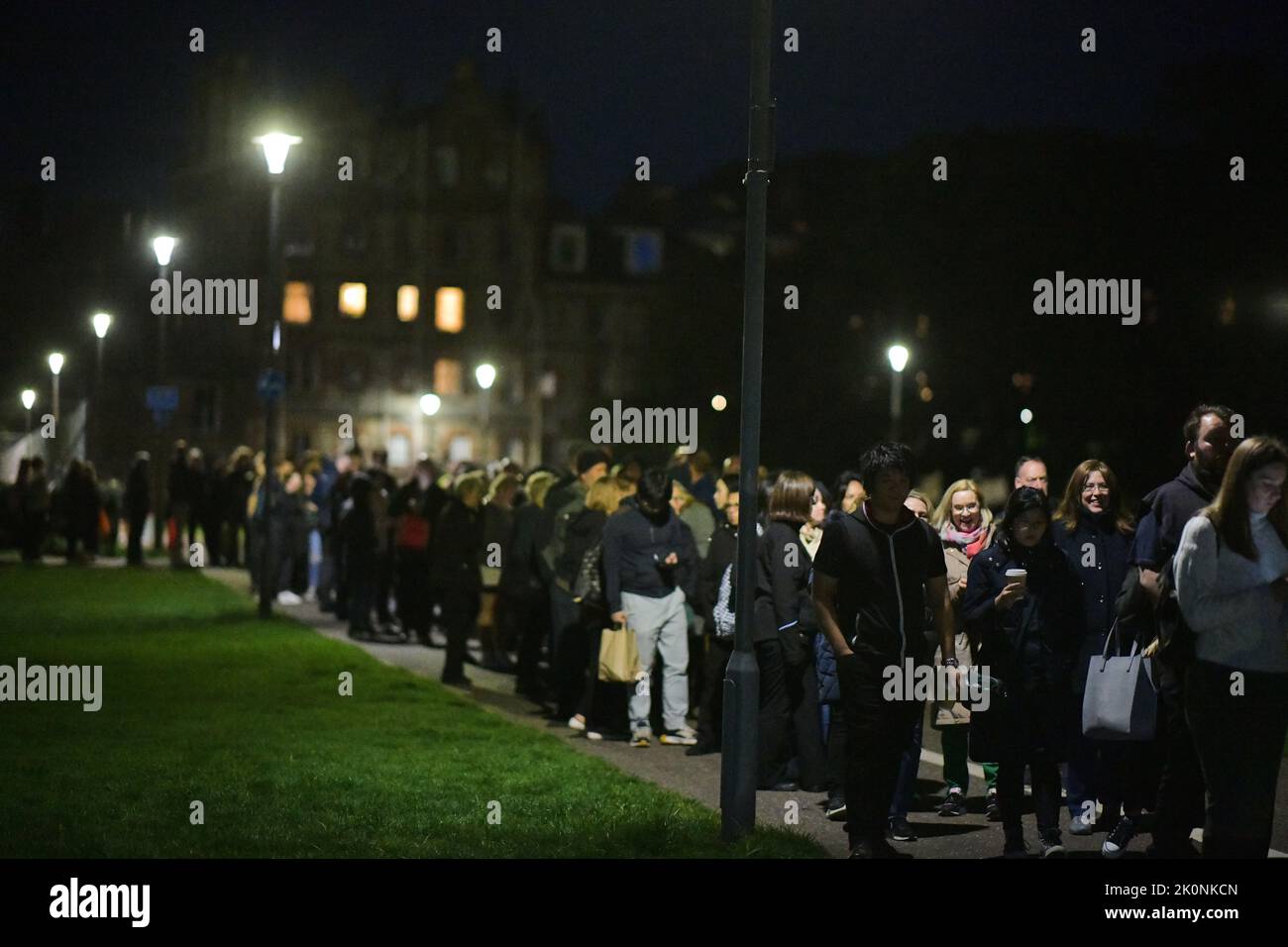 Edinburgh Scotland, UK 12 September 2022. Thousand of people queue ...