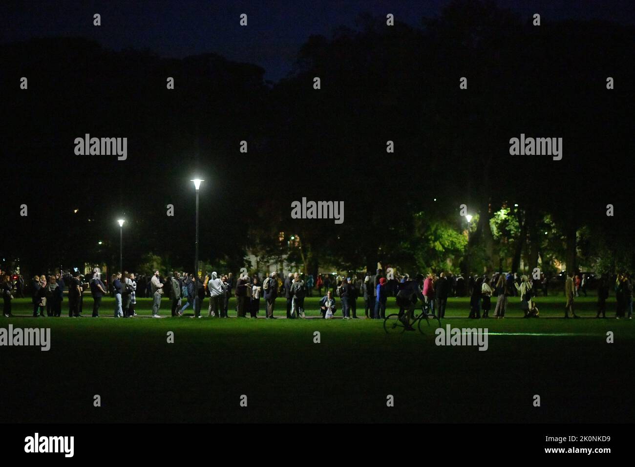 Edinburgh Scotland, UK 12 September 2022. Thousand of people queue ...