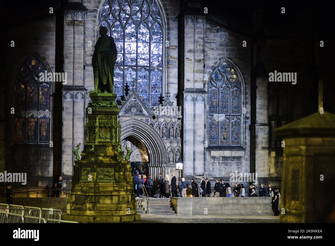 Queue to see queen coffin hi-res stock photography and images - Alamy