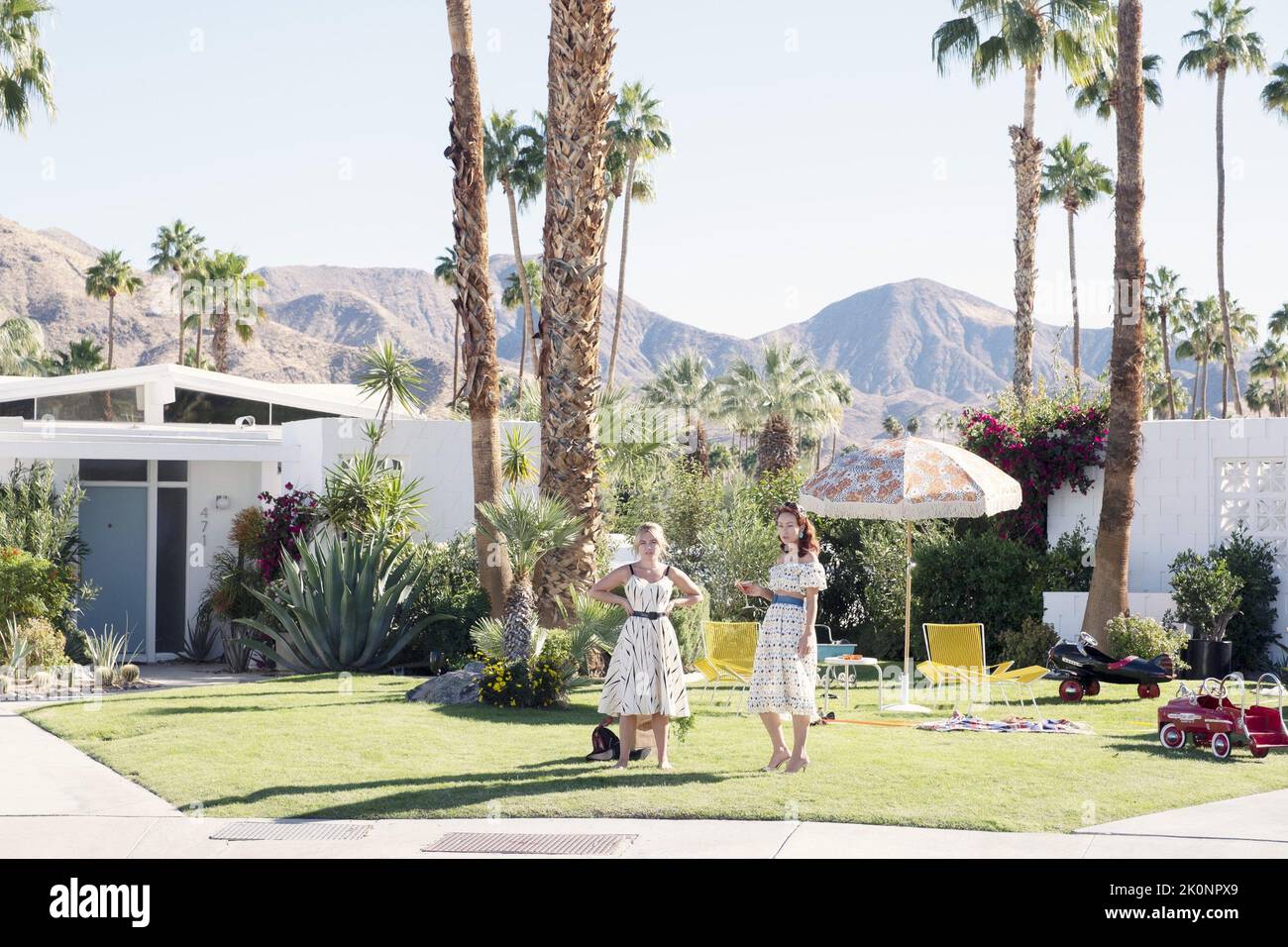 DON'T WORRY DARLING, from left: Florence Pugh, Olivia Wilde, 2022. ph ...