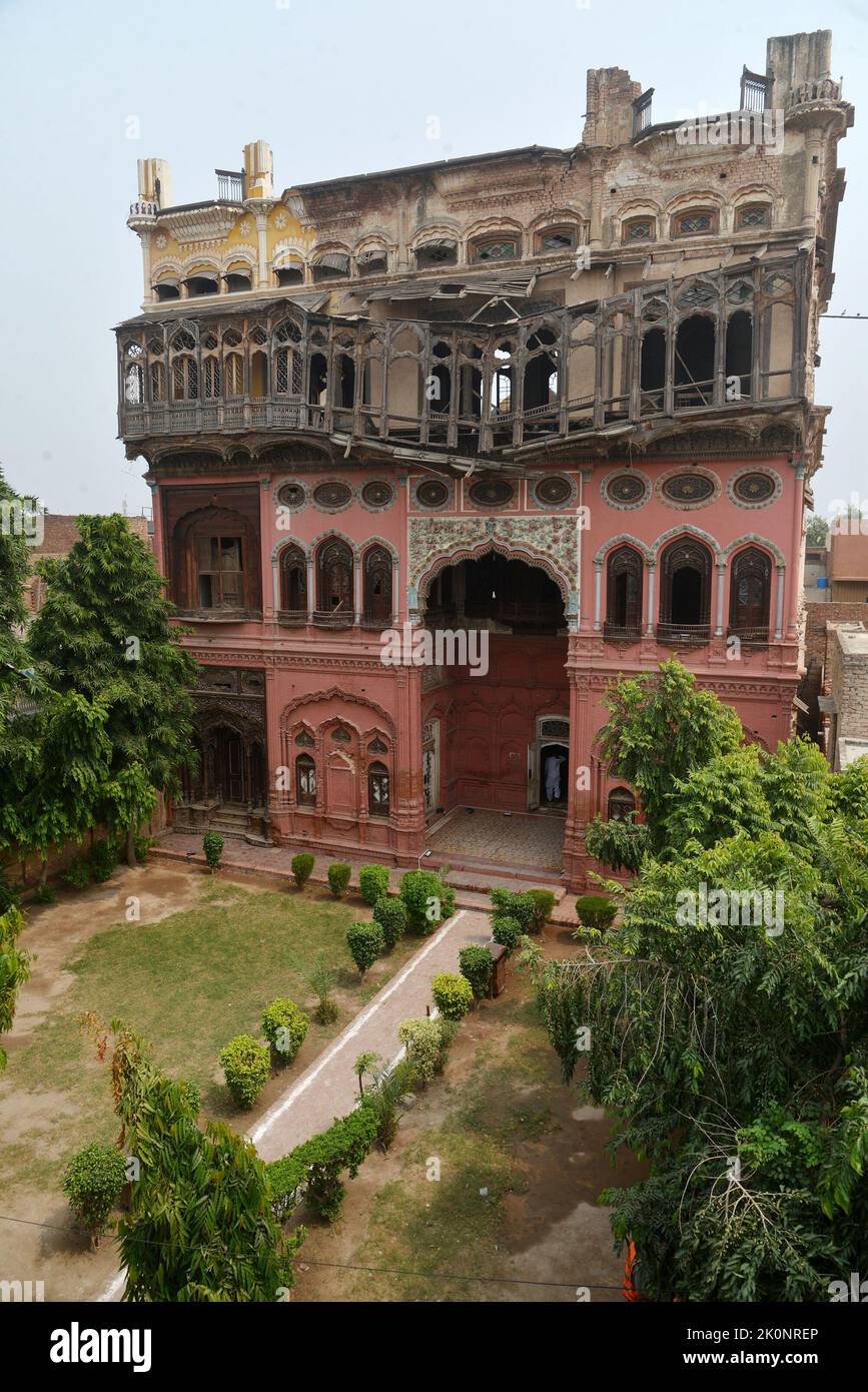 Pakistani photographers exploring historical Chiniot Shahi Mosque, Umer ...