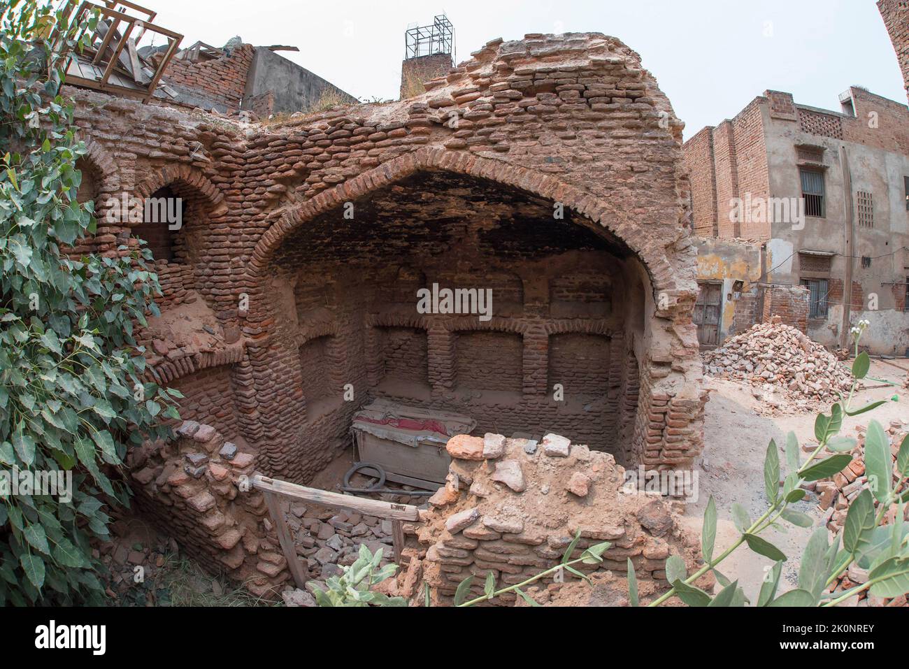 Pakistani photographers exploring historical Chiniot Shahi Mosque, Umer ...