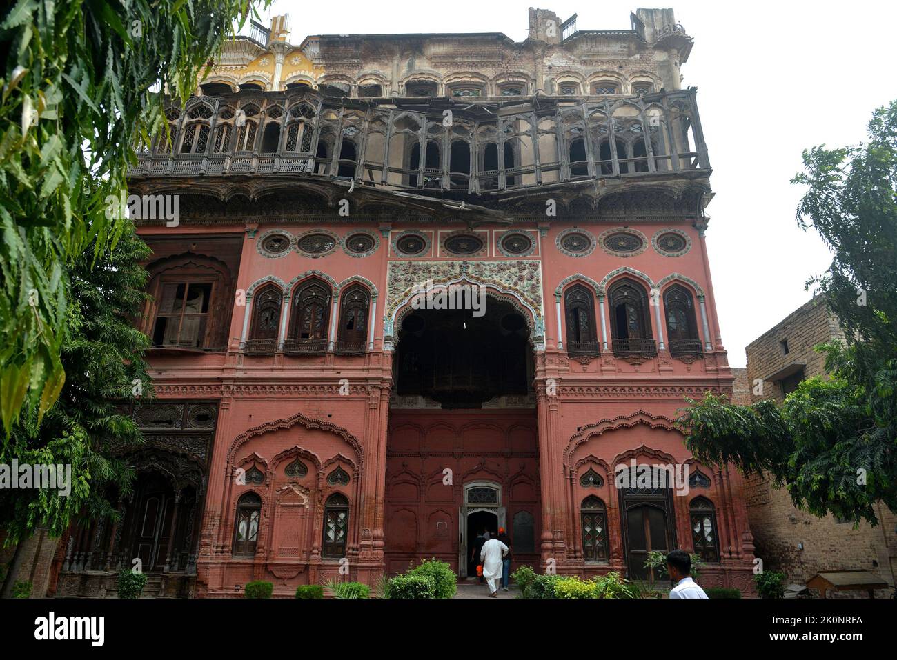 Pakistani photographers exploring historical Chiniot Shahi Mosque, Umer ...