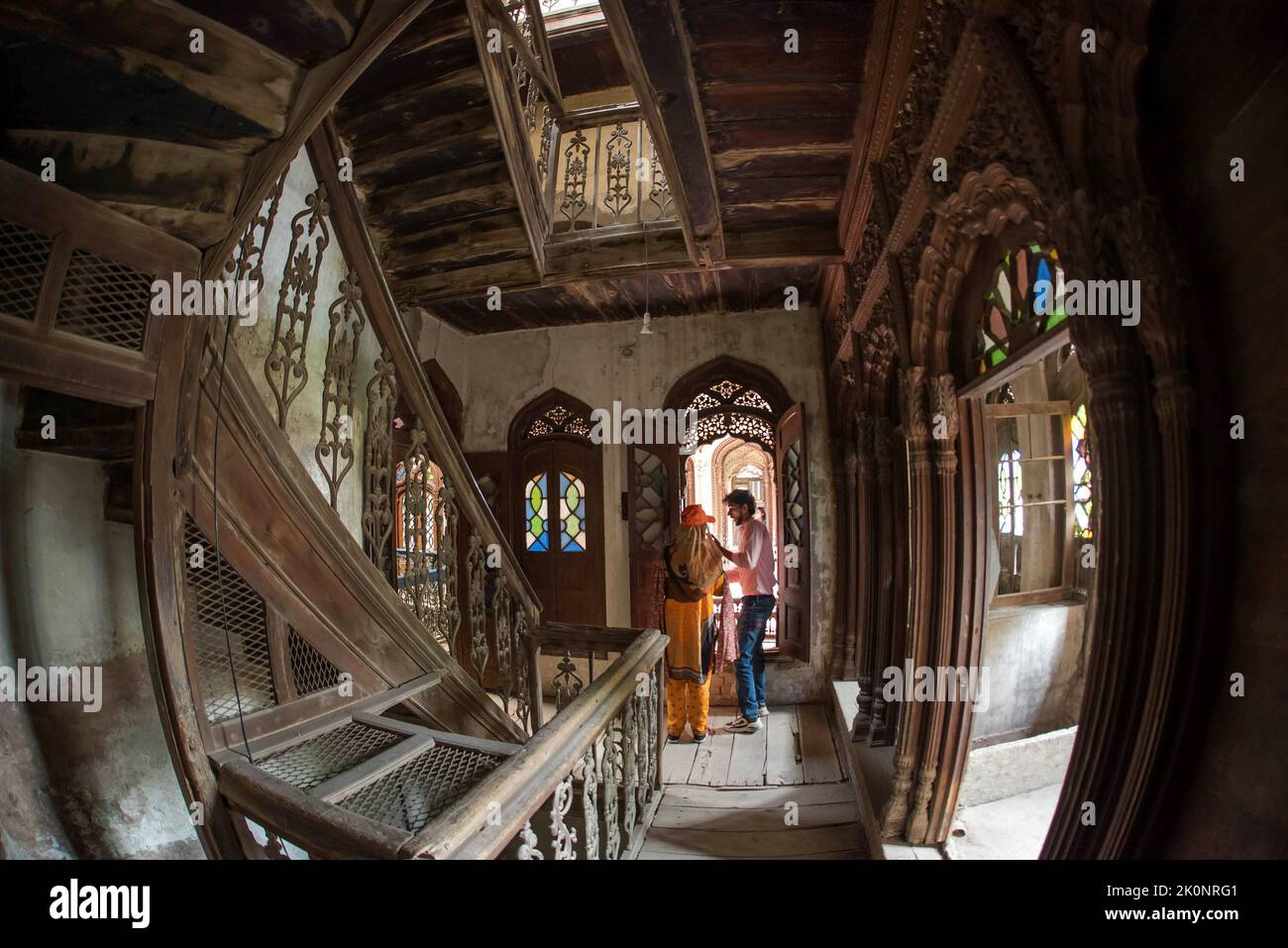 Pakistani photographers exploring historical Chiniot Shahi Mosque, Umer ...