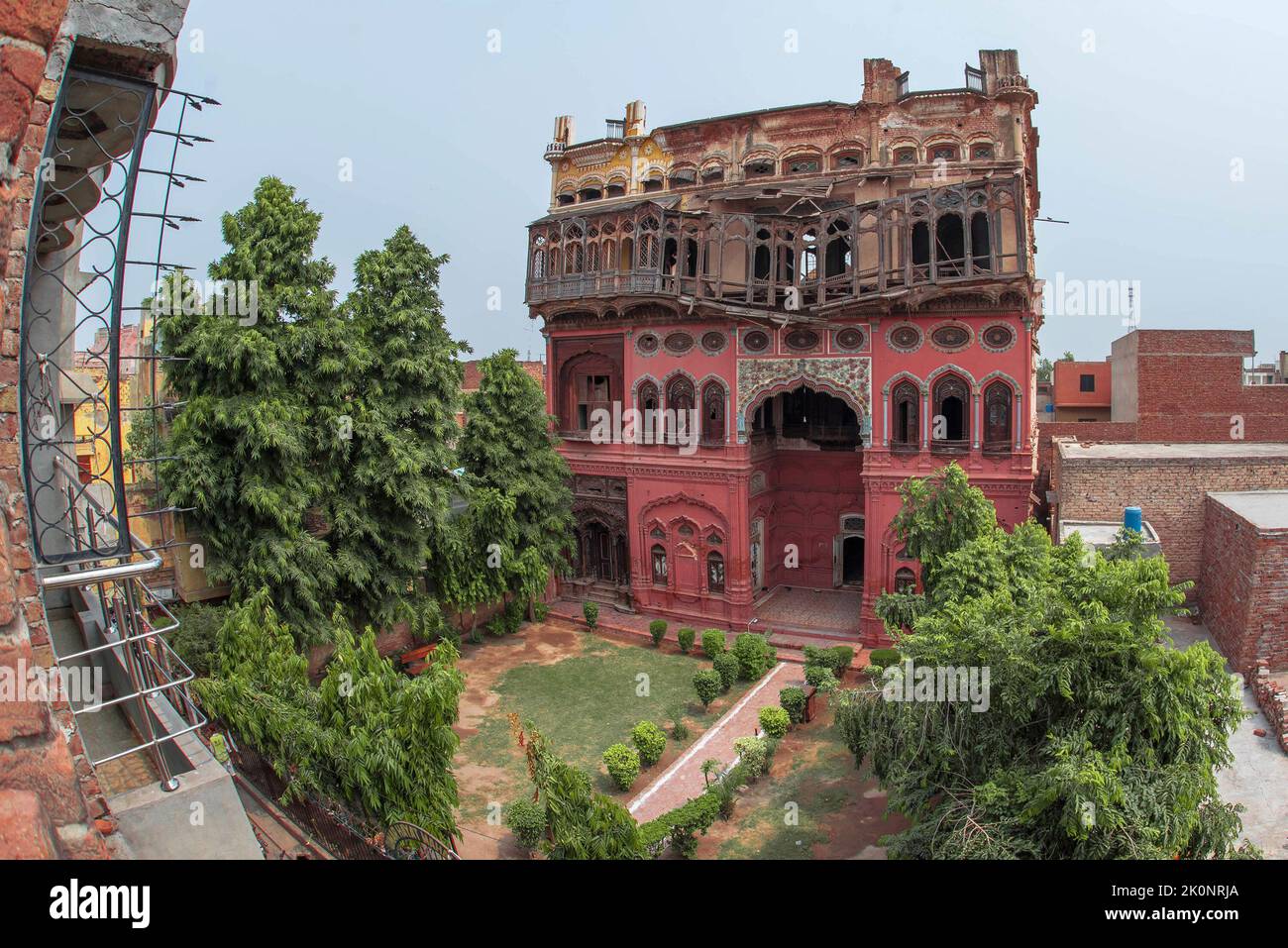 Pakistani photographers exploring historical Chiniot Shahi Mosque, Umer ...