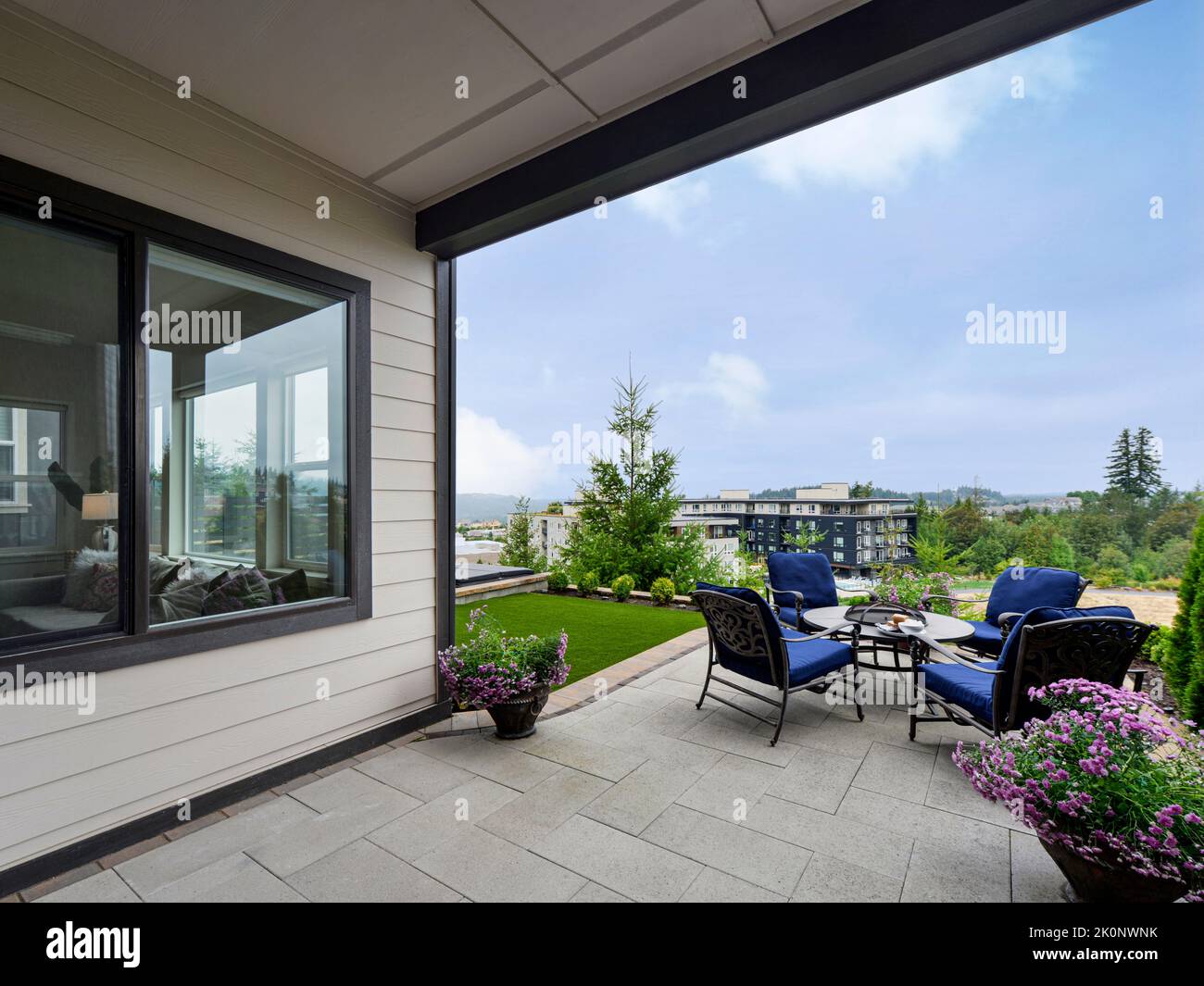 Modern backyard furniture hi-res stock photography and images - Alamy