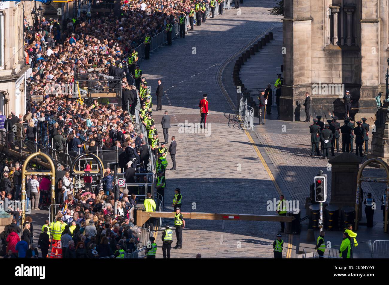 Edinburgh, UK. 12th Sep, 2022. An officer in red looks down the Royal ...