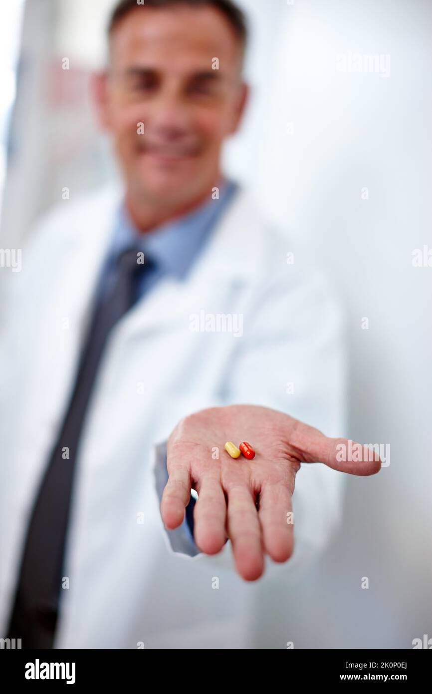 Hand holding capsules hi-res stock photography and images - Alamy