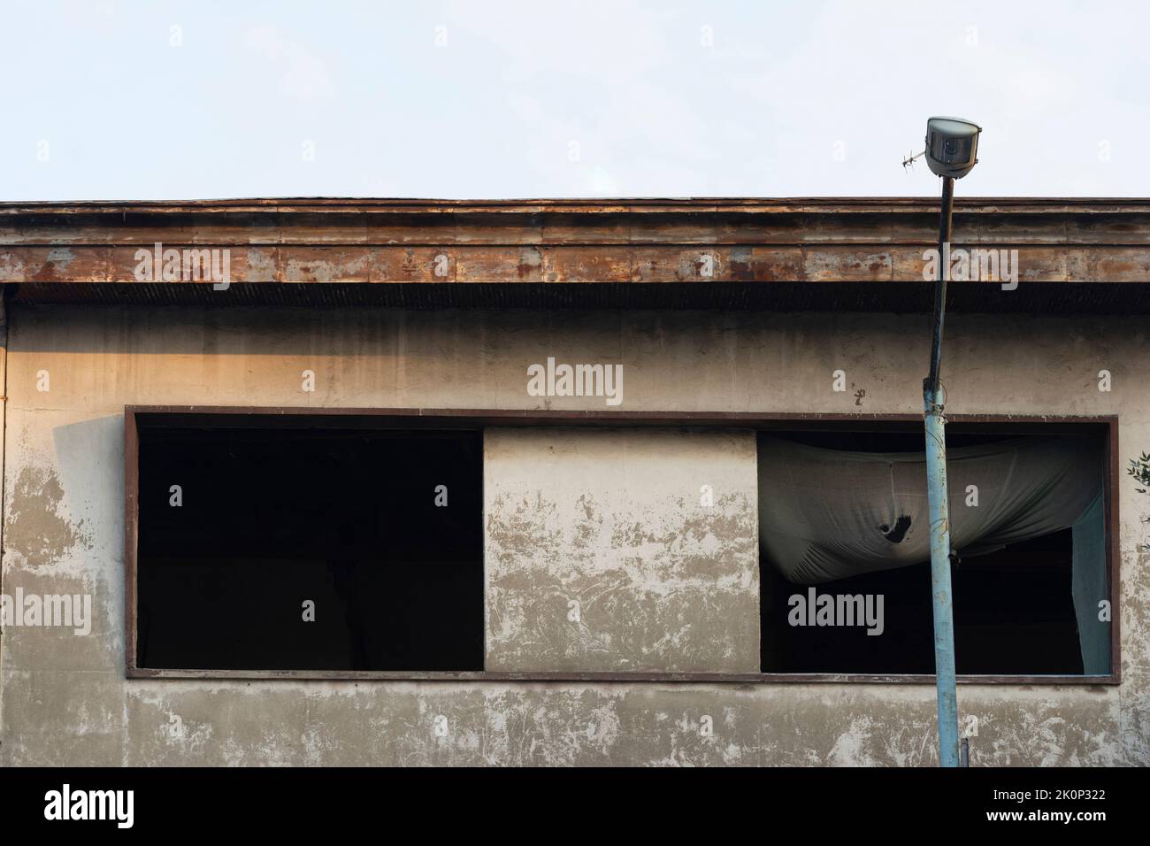 Vintage building windows front view with lamp post Stock Photo - Alamy