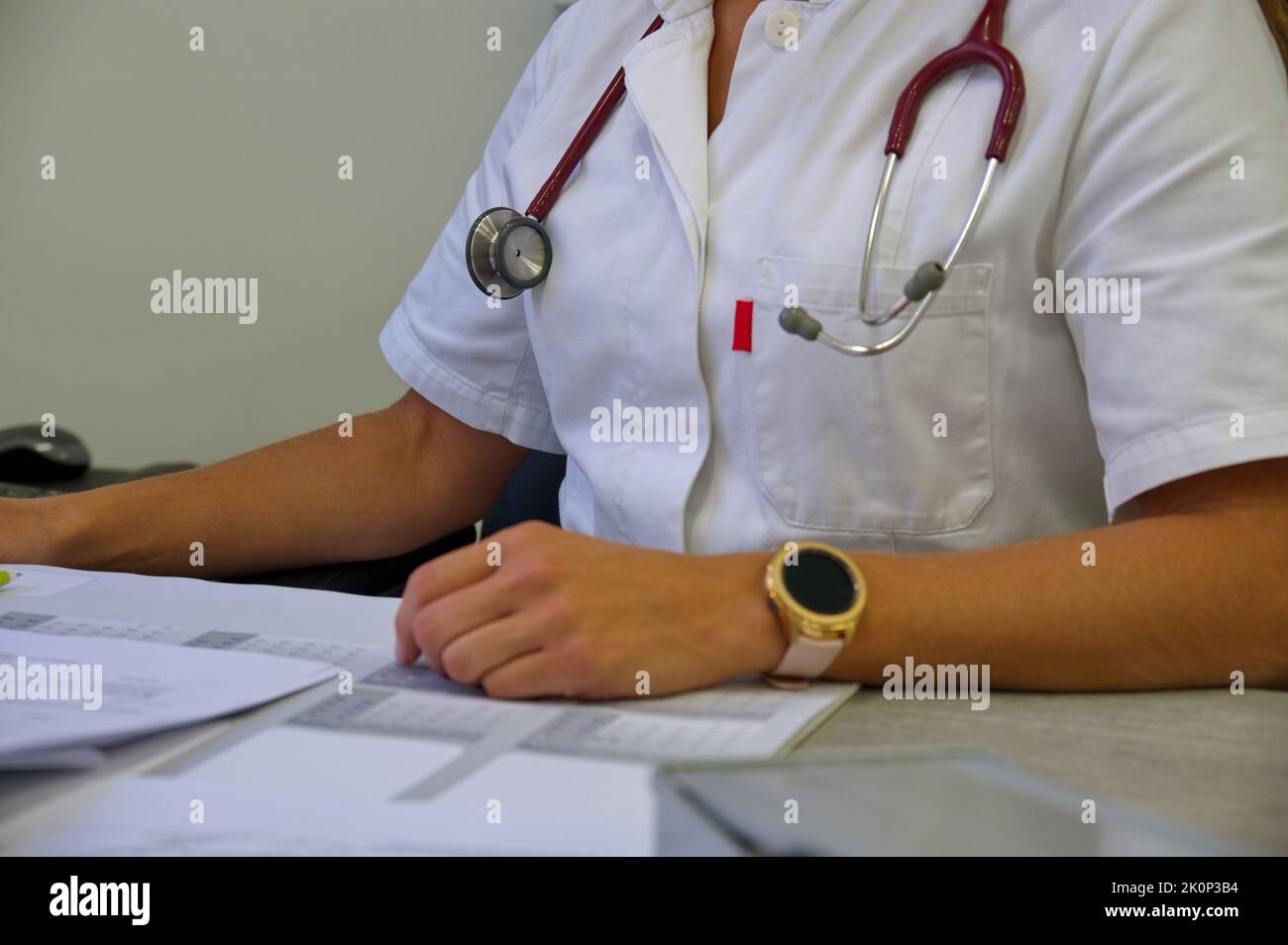 Doctor documents table hi-res stock photography and images - Alamy