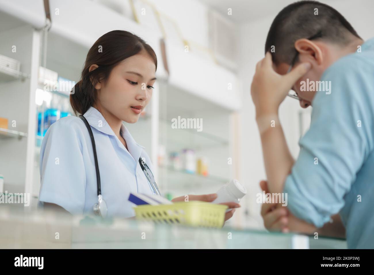 Pharmacist patient medication explain hi-res stock photography and images - Alamy