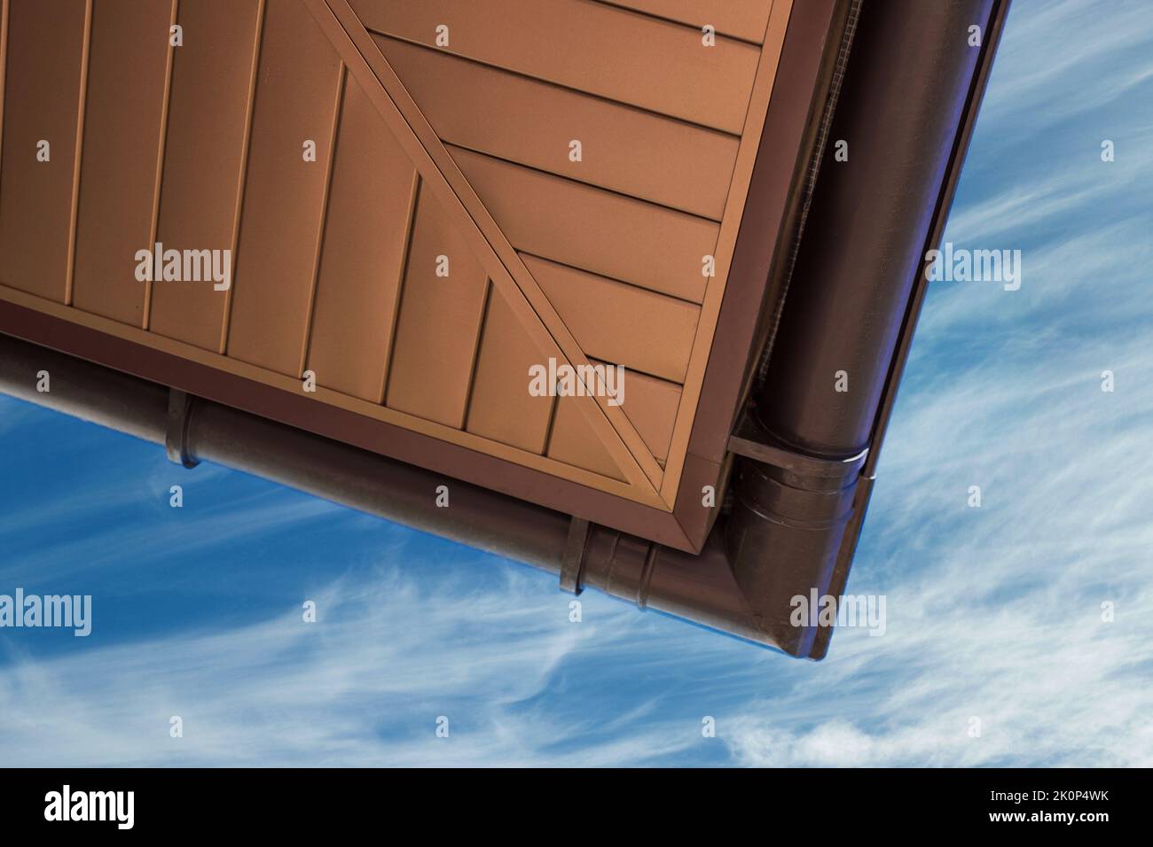 Roof cornice with gutter system against the blue sky Stock Photo - Alamy