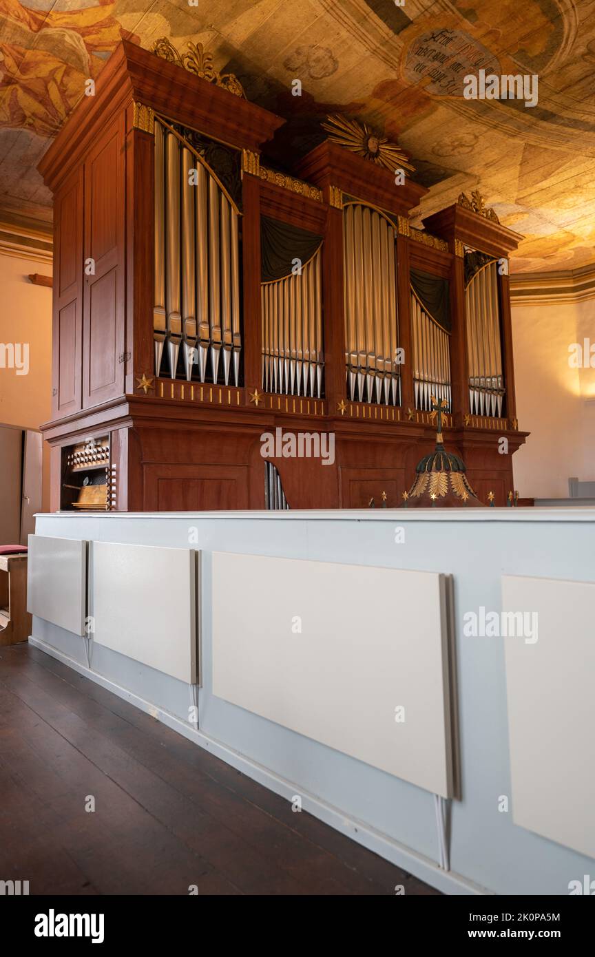 PRODUCTION - 09 September 2022, Hessen, Groß-Rohrheim: Infrared heaters ...